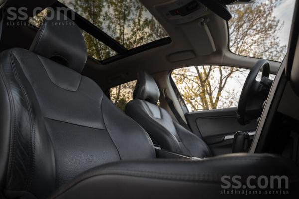 Black Volvo XC60 2009 in Jelgava, with an engine capacity of 2.40 L and mileage of 255 thousand km for 8800 €, photo 9 on AUTOMOTO.COM.LV
