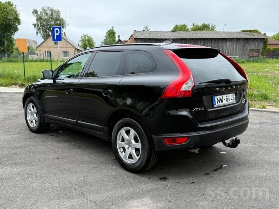 Black Volvo XC60 2009 in Ludza, with an engine capacity of 2.40 L and mileage of 321 thousand km for 8580 €, photo 3 on AUTOMOTO.COM.LV