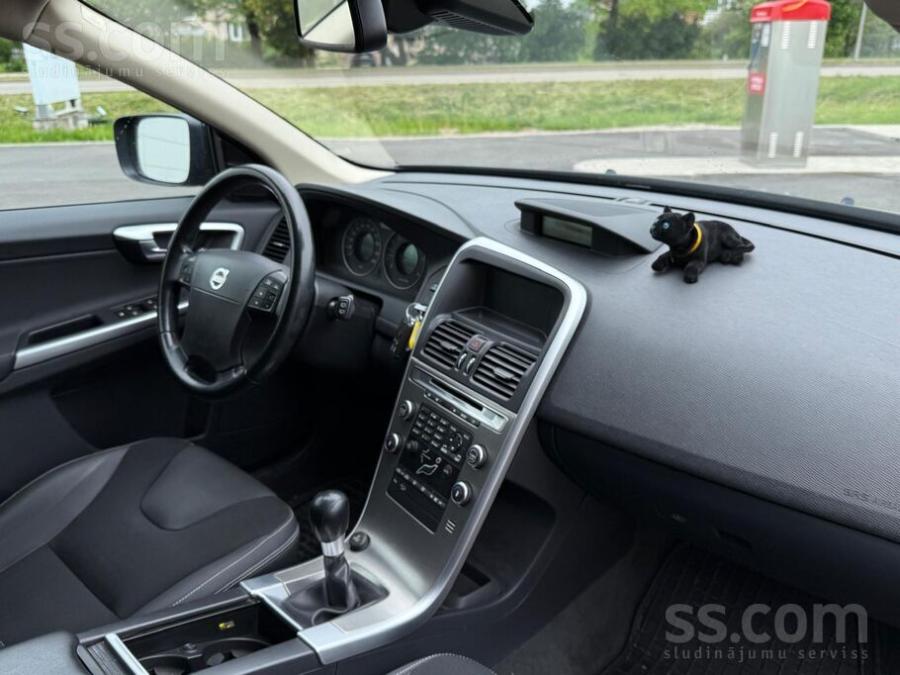 Black Volvo XC60 2009 in Ludza, with an engine capacity of 2.40 L and mileage of 321 thousand km for 8580 €, photo 13 on AUTOMOTO.COM.LV