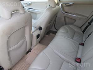 Melns Volvo XC60 2009 Rīga, ar dzinēja tilpumu 2.40 L un nobraukumu 303 tūkst. km par 4999 €, foto 10 vietnē AUTOMOTO.COM.LV