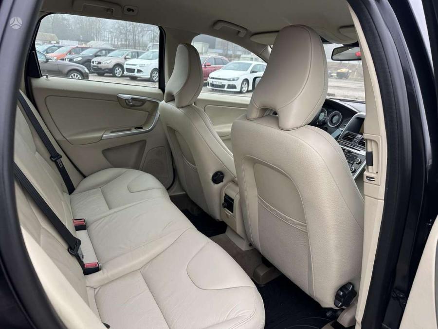 Melns Volvo XC60 2009 Alīta, ar dzinēja tilpumu 2.40 L un nobraukumu 284 tūkst. km par 7950 €, foto 25 vietnē AUTOMOTO.COM.LV