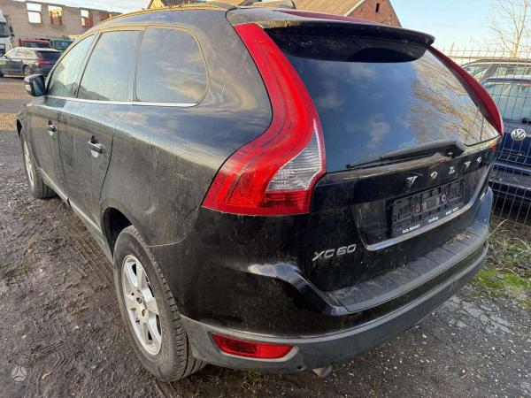 Black Volvo XC60 2009 in Marijampole, with an engine capacity of 2.40 L and mileage of 275 thousand km for 3750 €, photo 6 on AUTOMOTO.COM.LV