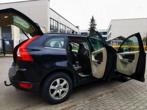 Black Volvo XC60 2009 in Vilnius, with an engine capacity of 2.40 L and mileage of 376 thousand km for 3650 €, photo 6 on AUTOMOTO.COM.LV