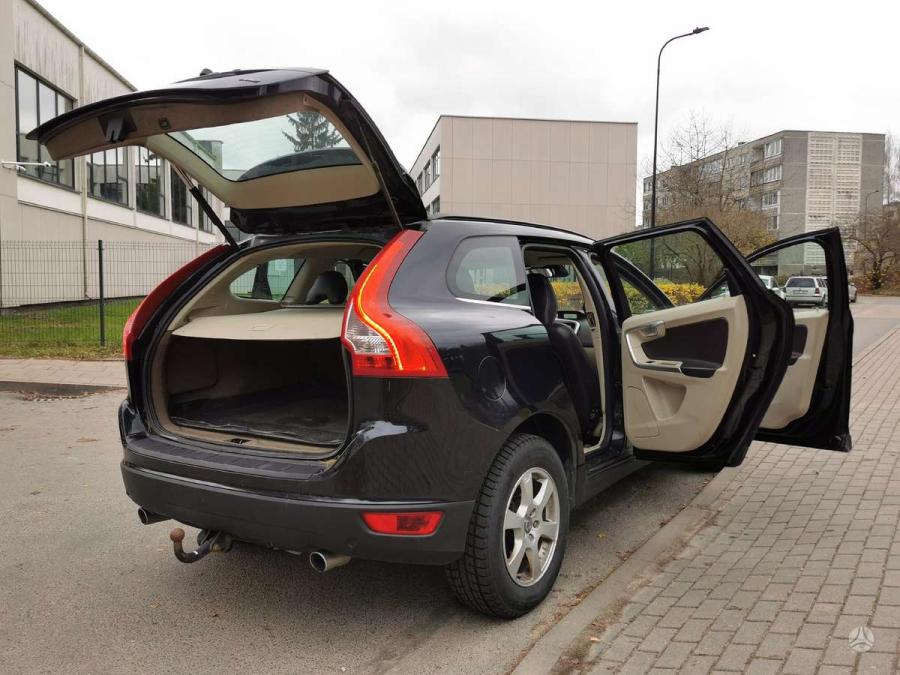 Black Volvo XC60 2009 in Vilnius, with an engine capacity of 2.40 L and mileage of 376 thousand km for 3650 €, photo 39 on AUTOMOTO.COM.LV