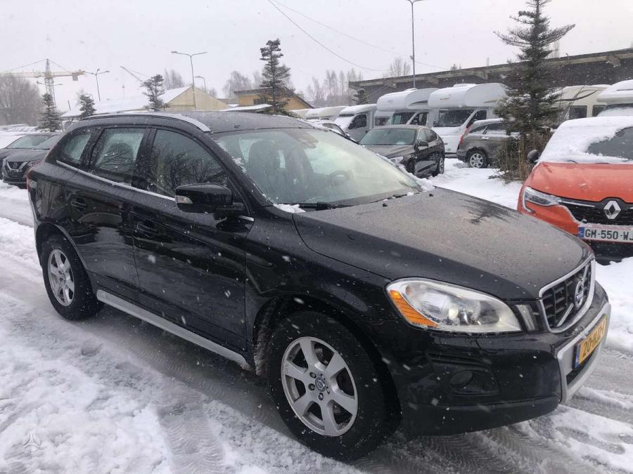 Black Volvo XC60 2009 in Klaipeda, with an engine capacity of 2.40 L and mileage of 266 thousand km for 9600 €, photo 1 on AUTOMOTO.COM.LV