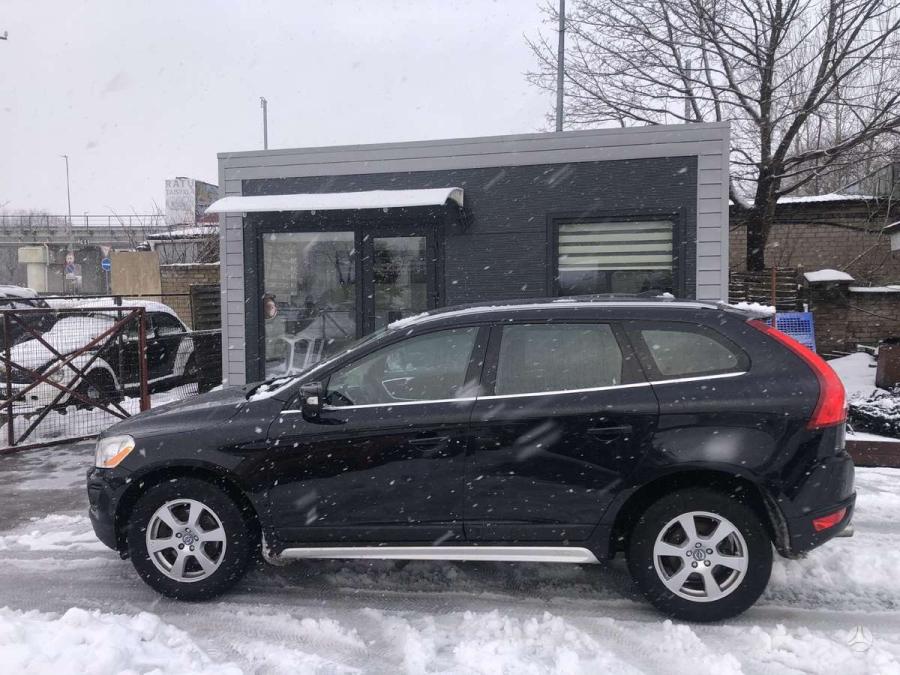 Black Volvo XC60 2009 in Klaipeda, with an engine capacity of 2.40 L and mileage of 266 thousand km for 9600 €, photo 7 on AUTOMOTO.COM.LV