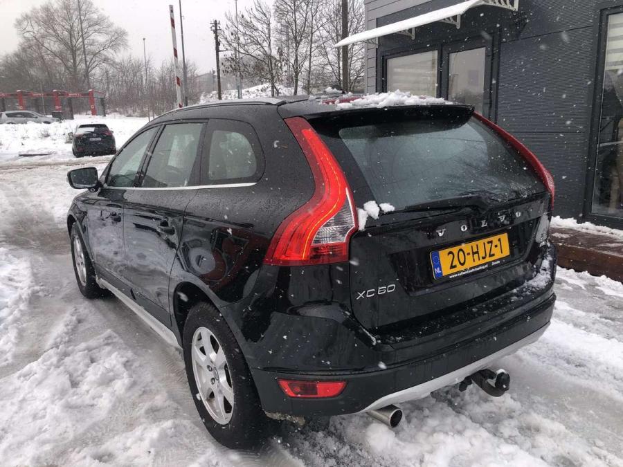 Black Volvo XC60 2009 in Klaipeda, with an engine capacity of 2.40 L and mileage of 266 thousand km for 9600 €, photo 8 on AUTOMOTO.COM.LV