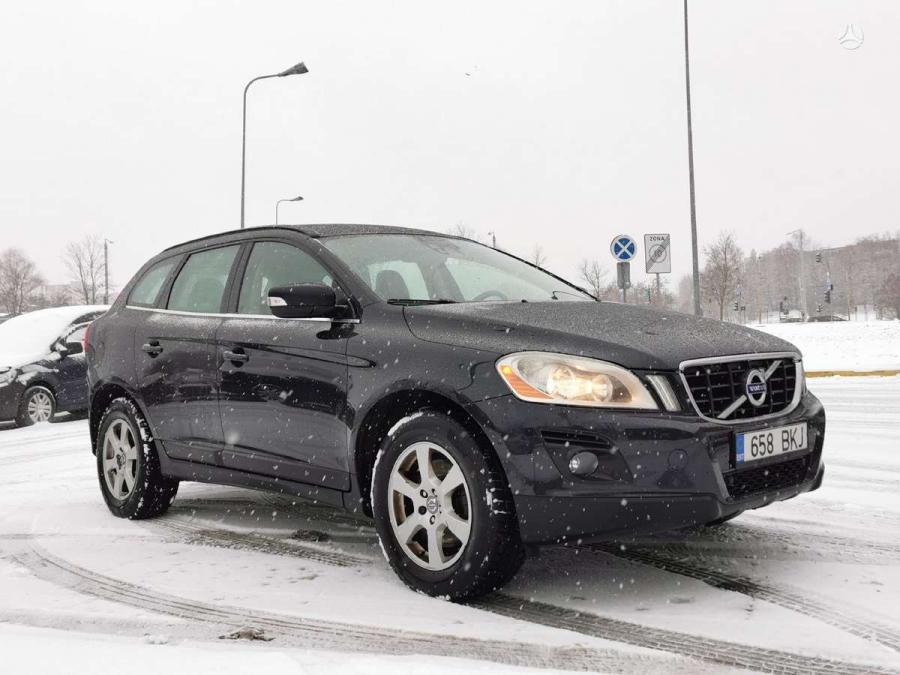 Black Volvo XC60 2009 in Vilnius, with an engine capacity of 2.40 L and mileage of 300 thousand km for 3999 €, photo 1 on AUTOMOTO.COM.LV