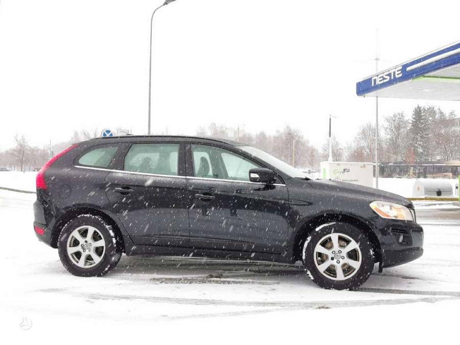 Black Volvo XC60 2009 in Vilnius, with an engine capacity of 2.40 L and mileage of 300 thousand km for 3999 €, photo 3 on AUTOMOTO.COM.LV