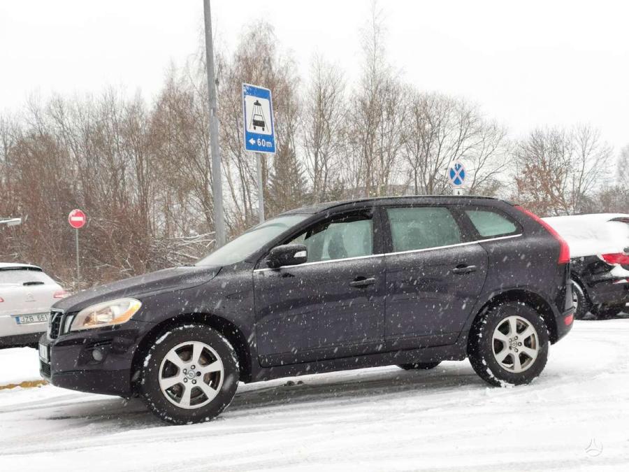Black Volvo XC60 2009 in Vilnius, with an engine capacity of 2.40 L and mileage of 300 thousand km for 3999 €, photo 4 on AUTOMOTO.COM.LV