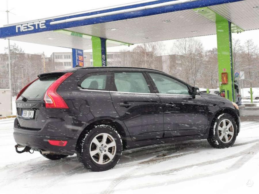 Black Volvo XC60 2009 in Vilnius, with an engine capacity of 2.40 L and mileage of 300 thousand km for 3999 €, photo 5 on AUTOMOTO.COM.LV