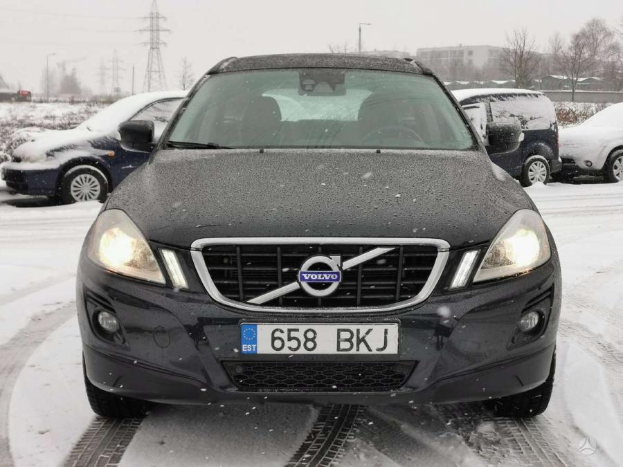 Black Volvo XC60 2009 in Vilnius, with an engine capacity of 2.40 L and mileage of 300 thousand km for 3999 €, photo 6 on AUTOMOTO.COM.LV
