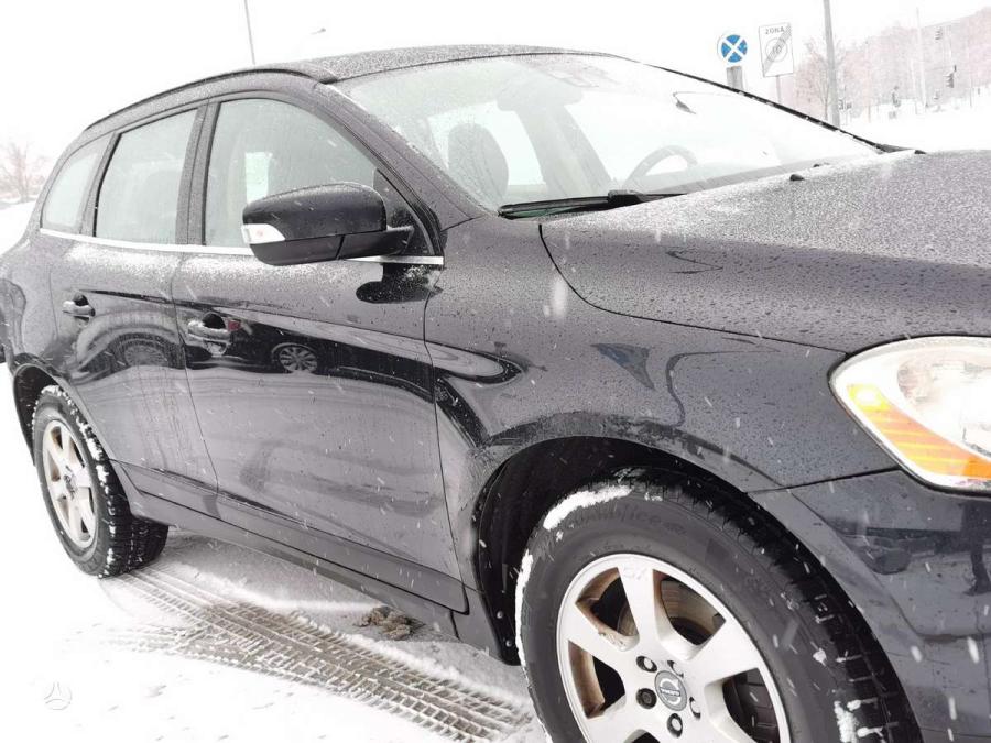 Black Volvo XC60 2009 in Vilnius, with an engine capacity of 2.40 L and mileage of 300 thousand km for 3999 €, photo 10 on AUTOMOTO.COM.LV