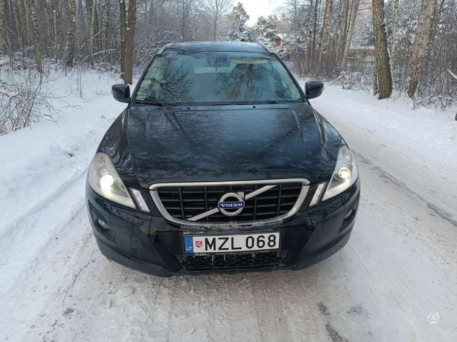 Black Volvo XC60 2009 in Siauliai, with an engine capacity of 2.40 L and mileage of 332 thousand km for 6900 €, photo 2 on AUTOMOTO.COM.LV