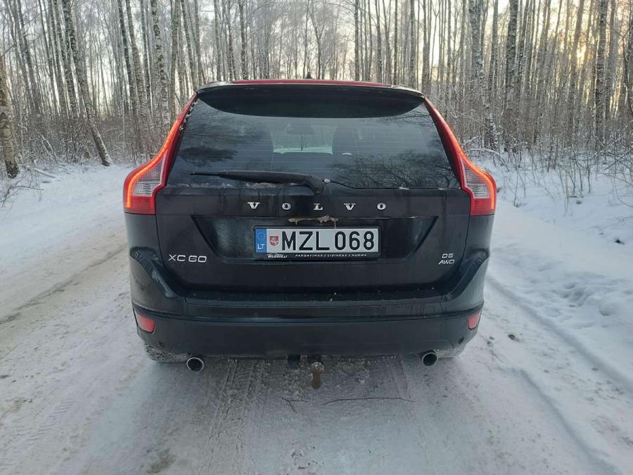 Black Volvo XC60 2009 in Siauliai, with an engine capacity of 2.40 L and mileage of 332 thousand km for 6900 €, photo 5 on AUTOMOTO.COM.LV