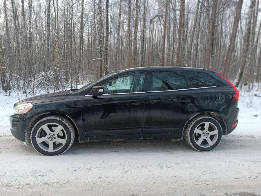 Black Volvo XC60 2009 in Siauliai, with an engine capacity of 2.40 L and mileage of 332 thousand km for 6900 €, photo 7 on AUTOMOTO.COM.LV