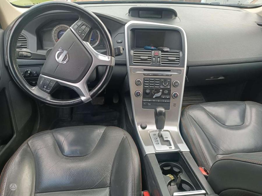 Black Volvo XC60 2009 in Siauliai, with an engine capacity of 2.40 L and mileage of 332 thousand km for 6900 €, photo 8 on AUTOMOTO.COM.LV