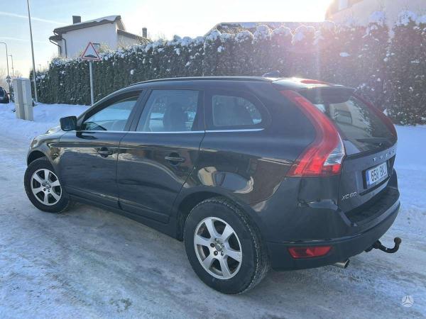 Black Volvo XC60 2009 in Vilnius, with an engine capacity of 2.40 L and mileage of 300 thousand km for 3990 €, photo 3 on AUTOMOTO.COM.LV