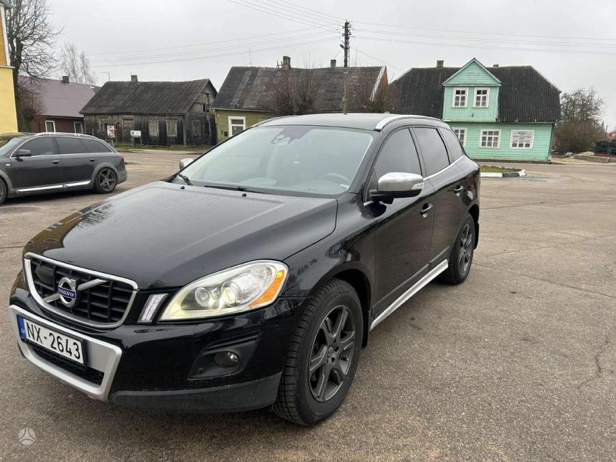Black Volvo XC60 2009 in Raseiniai, with an engine capacity of 2.40 L and mileage of 300 thousand km for 5500 €, photo 1 on AUTOMOTO.COM.LV