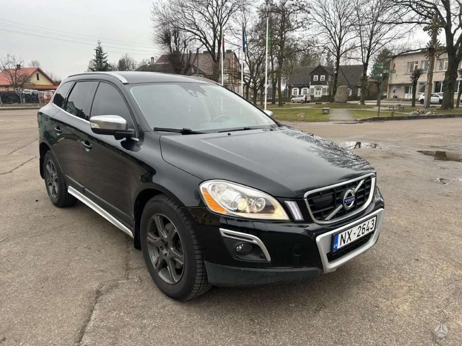 Black Volvo XC60 2009 in Raseiniai, with an engine capacity of 2.40 L and mileage of 300 thousand km for 5500 €, photo 3 on AUTOMOTO.COM.LV