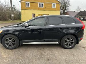 Black Volvo XC60 2009 in Raseiniai, with an engine capacity of 2.40 L and mileage of 300 thousand km for 5500 €, photo 4 on AUTOMOTO.COM.LV