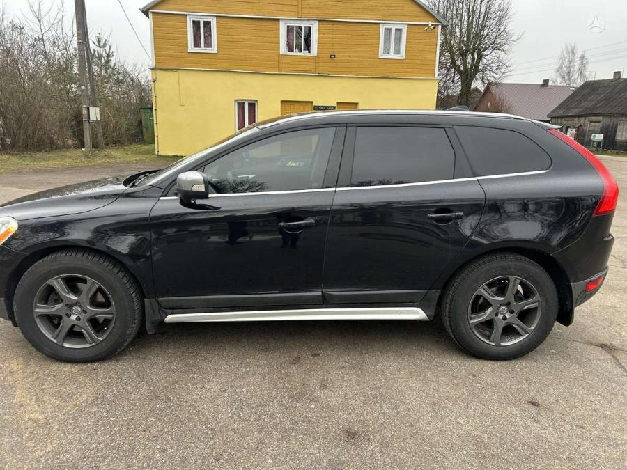 Black Volvo XC60 2009 in Raseiniai, with an engine capacity of 2.40 L and mileage of 300 thousand km for 5500 €, photo 4 on AUTOMOTO.COM.LV