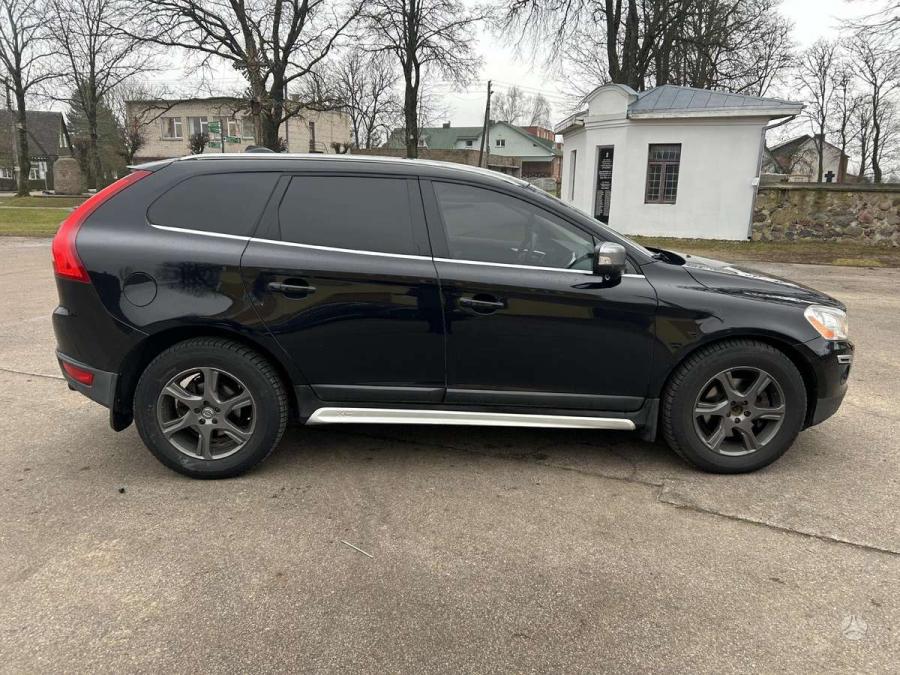 Black Volvo XC60 2009 in Raseiniai, with an engine capacity of 2.40 L and mileage of 300 thousand km for 5500 €, photo 8 on AUTOMOTO.COM.LV