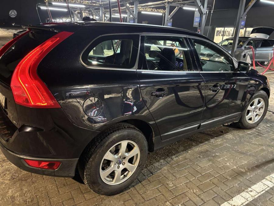 Black Volvo XC60 2009 in Kaunas, with an engine capacity of 2.40 L and mileage of 300 thousand km for 7200 €, photo 4 on AUTOMOTO.COM.LV