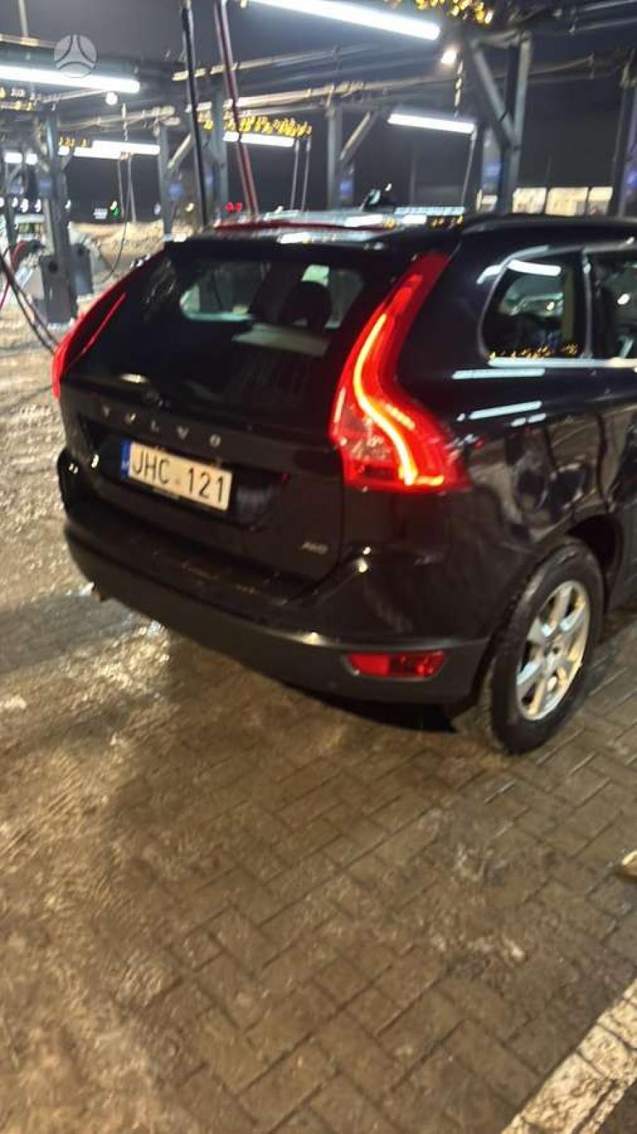 Black Volvo XC60 2009 in Kaunas, with an engine capacity of 2.40 L and mileage of 300 thousand km for 7200 €, photo 10 on AUTOMOTO.COM.LV