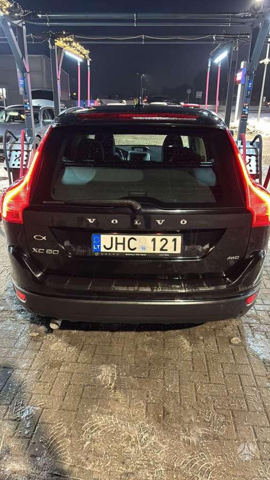 Black Volvo XC60 2009 in Kaunas, with an engine capacity of 2.40 L and mileage of 300 thousand km for 7200 €, photo 17 on AUTOMOTO.COM.LV