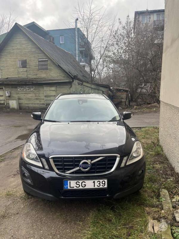 Black Volvo XC60 2009 in Vilnius, with an engine capacity of 2.40 L and mileage of 300 thousand km for 5700 €, photo 1 on AUTOMOTO.COM.LV