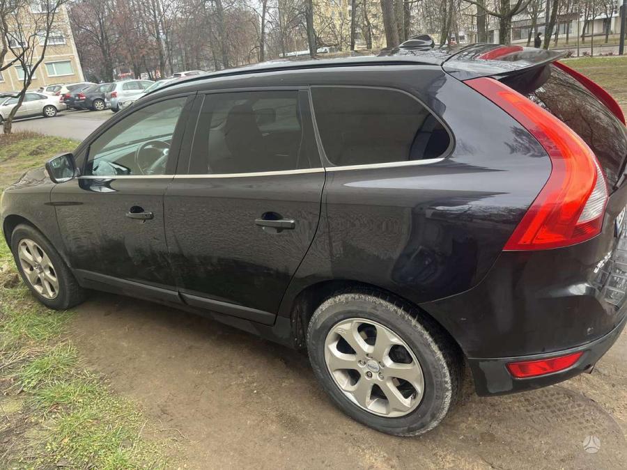 Melns Volvo XC60 2009 Viļņa, ar dzinēja tilpumu 2.40 L un nobraukumu 300 tūkst. km par 5700 €, foto 2 vietnē AUTOMOTO.COM.LV