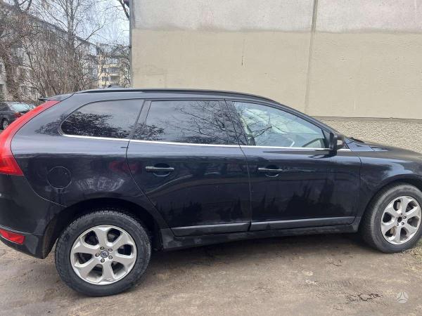 Black Volvo XC60 2009 in Vilnius, with an engine capacity of 2.40 L and mileage of 300 thousand km for 5700 €, photo 4 on AUTOMOTO.COM.LV