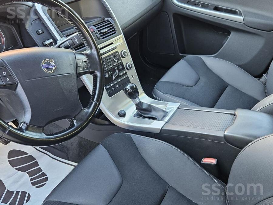Black Volvo XC60 2009 in Jekabpils, with an engine capacity of 2.40 L and mileage of 259 thousand km for 7990 €, photo 13 on AUTOMOTO.COM.LV