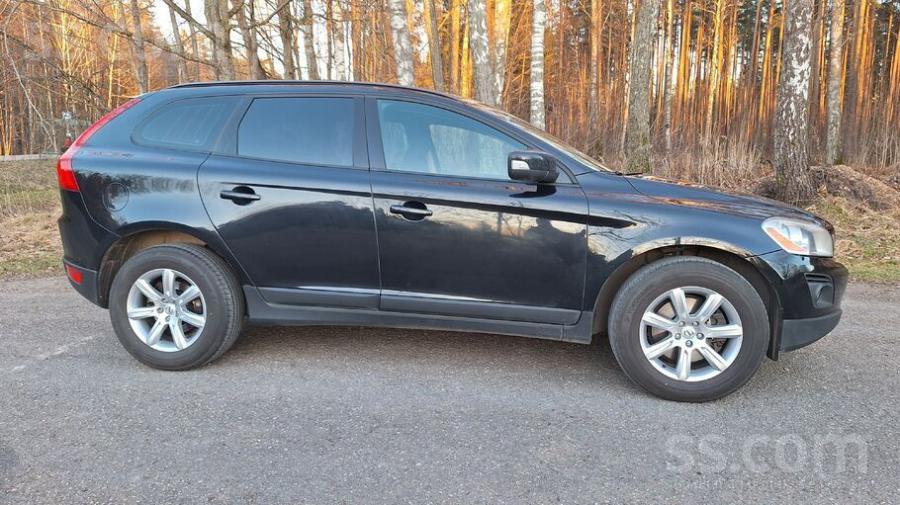 Black Volvo XC60 2009 in Riga, with an engine capacity of 2.40 L and mileage of 300 thousand km for 6500 €, photo 4 on AUTOMOTO.COM.LV
