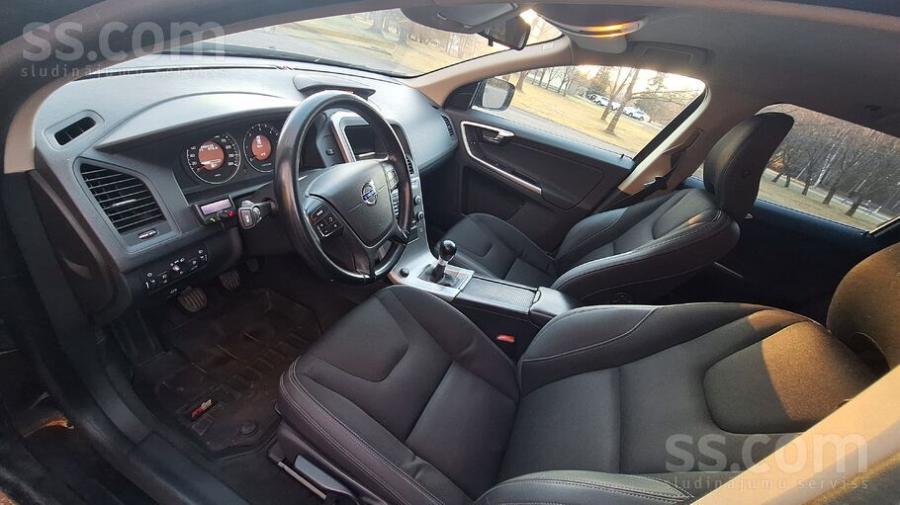 Black Volvo XC60 2009 in Riga, with an engine capacity of 2.40 L and mileage of 300 thousand km for 6500 €, photo 8 on AUTOMOTO.COM.LV