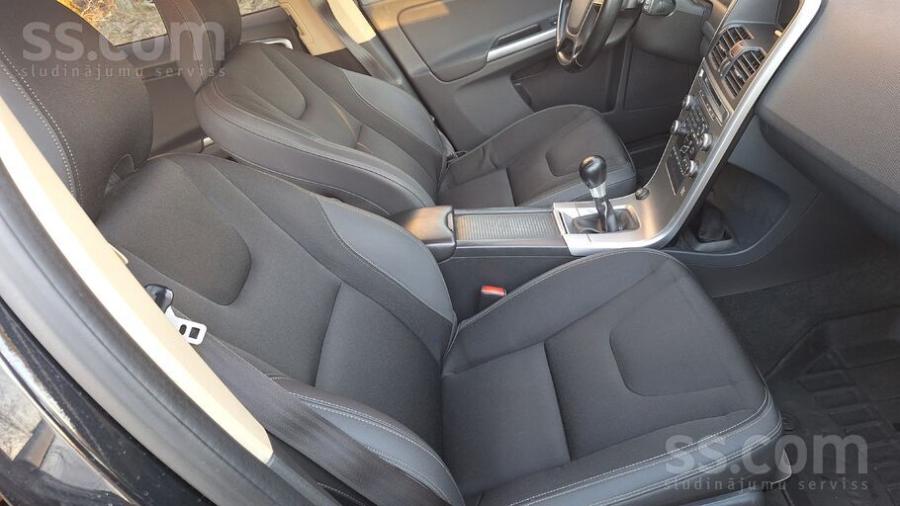 Black Volvo XC60 2009 in Riga, with an engine capacity of 2.40 L and mileage of 300 thousand km for 6500 €, photo 9 on AUTOMOTO.COM.LV