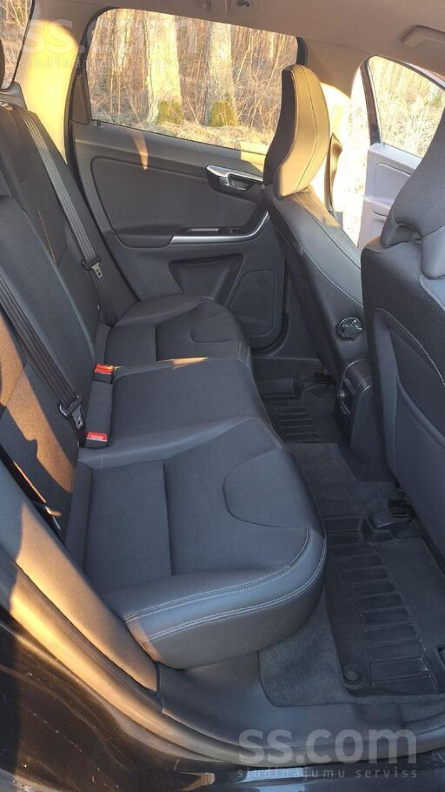 Black Volvo XC60 2009 in Riga, with an engine capacity of 2.40 L and mileage of 300 thousand km for 6500 €, photo 10 on AUTOMOTO.COM.LV