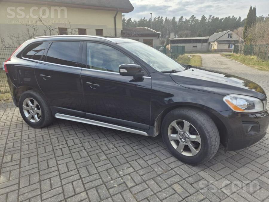 Black Volvo XC60 2009 in Dobele, with an engine capacity of 2.40 L and mileage of 279 thousand km for 7350 €, photo 3 on AUTOMOTO.COM.LV