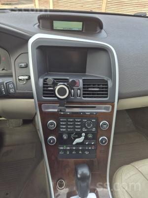 Black Volvo XC60 2009 in Dobele, with an engine capacity of 2.40 L and mileage of 279 thousand km for 7350 €, photo 4 on AUTOMOTO.COM.LV
