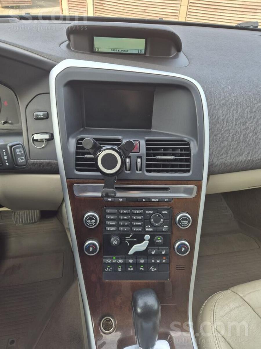 Black Volvo XC60 2009 in Dobele, with an engine capacity of 2.40 L and mileage of 279 thousand km for 7350 €, photo 4 on AUTOMOTO.COM.LV