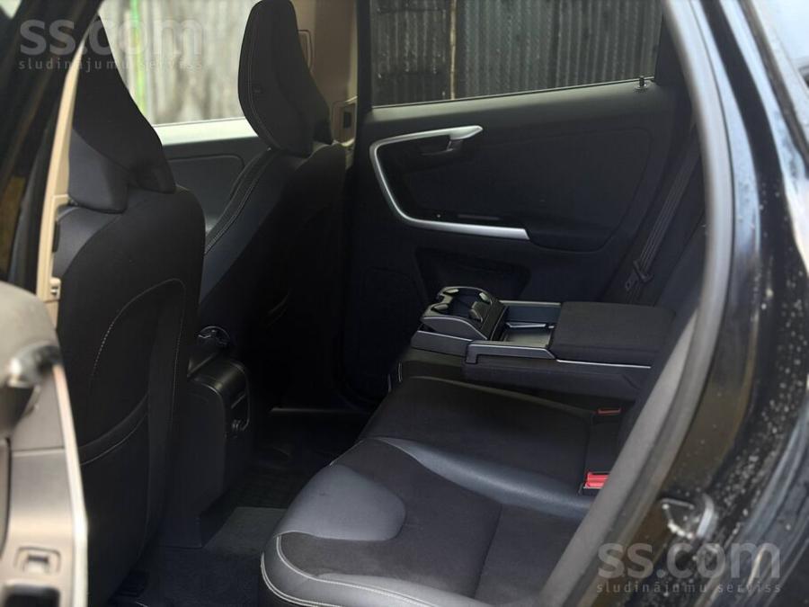 Melns Volvo XC60 2009 Daugavpils, ar dzinēja tilpumu 2.40 L un nobraukumu 263 tūkst. km par 8000 €, foto 11 vietnē AUTOMOTO.COM.LV