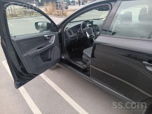 Black Volvo XC60 2009 in Riga, with an engine capacity of 2.40 L and mileage of 236 thousand km for 7400 €, photo 5 on AUTOMOTO.COM.LV