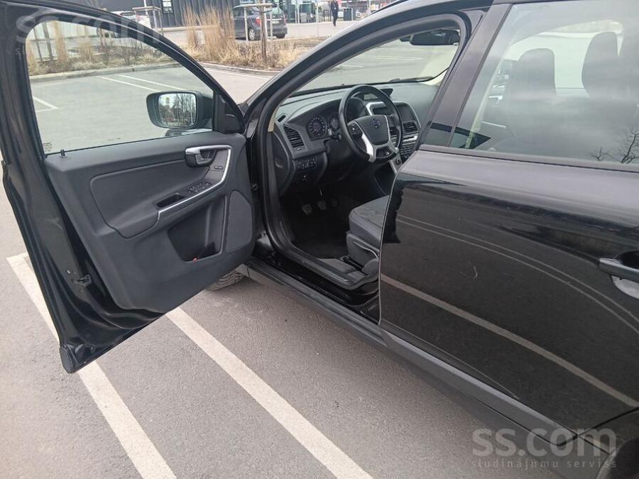 Black Volvo XC60 2009 in Riga, with an engine capacity of 2.40 L and mileage of 236 thousand km for 7400 €, photo 5 on AUTOMOTO.COM.LV