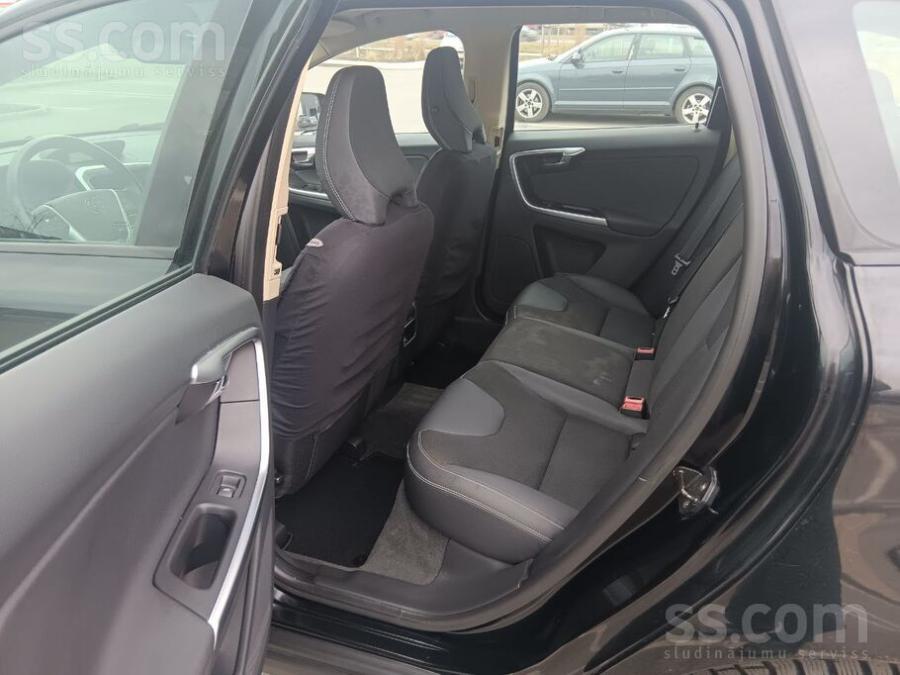 Black Volvo XC60 2009 in Riga, with an engine capacity of 2.40 L and mileage of 236 thousand km for 7400 €, photo 7 on AUTOMOTO.COM.LV