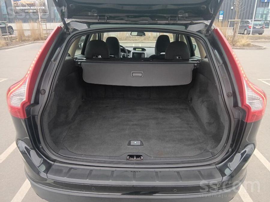 Black Volvo XC60 2009 in Riga, with an engine capacity of 2.40 L and mileage of 236 thousand km for 7400 €, photo 8 on AUTOMOTO.COM.LV