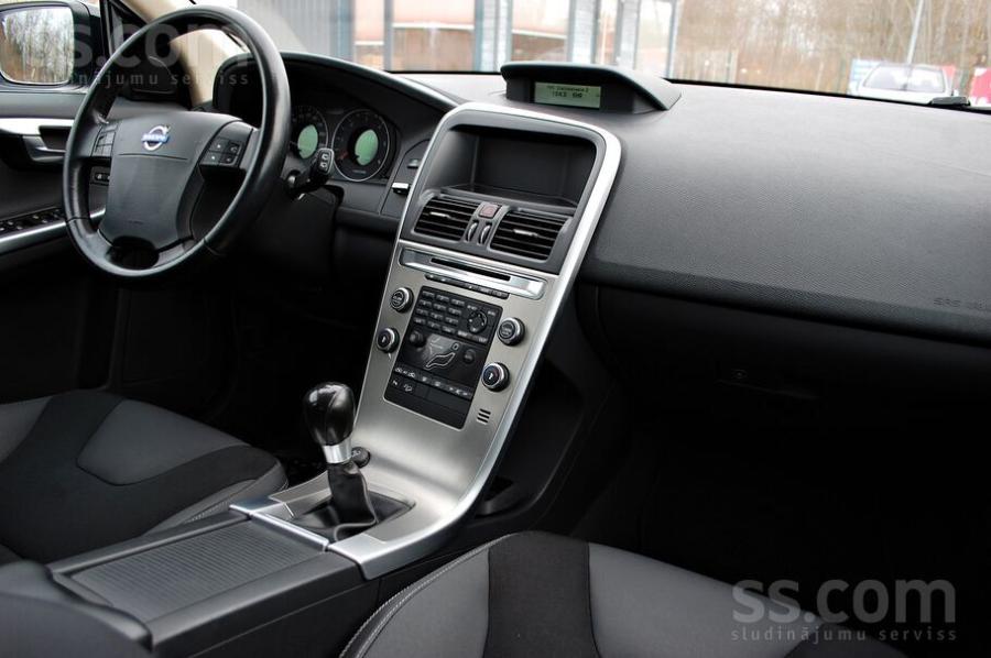 Black Volvo XC60 2009 in Tukums, with an engine capacity of 2.40 L and mileage of 223 thousand km for 5000 €, photo 8 on AUTOMOTO.COM.LV