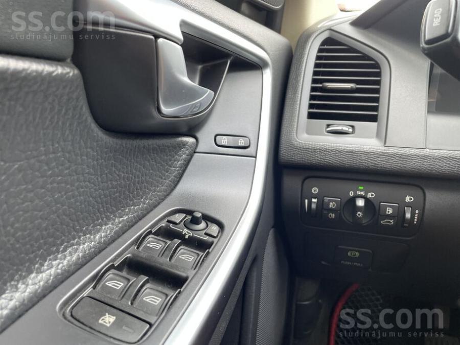 Black Volvo XC60 2009 in Talsi, with an engine capacity of 2.40 L and mileage of 286 thousand km for 6300 €, photo 14 on AUTOMOTO.COM.LV