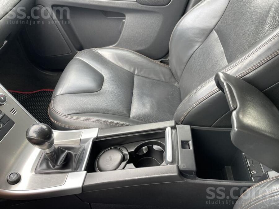 Black Volvo XC60 2009 in Talsi, with an engine capacity of 2.40 L and mileage of 286 thousand km for 6300 €, photo 22 on AUTOMOTO.COM.LV