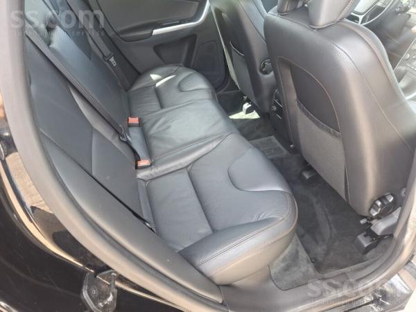 Black Volvo XC60 2009 in Riga, with an engine capacity of 2.40 L and mileage of 318 thousand km for 7780 €, photo 10 on AUTOMOTO.COM.LV